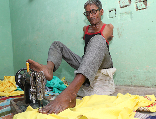 Man born without arms defies critics to become a successful tailor