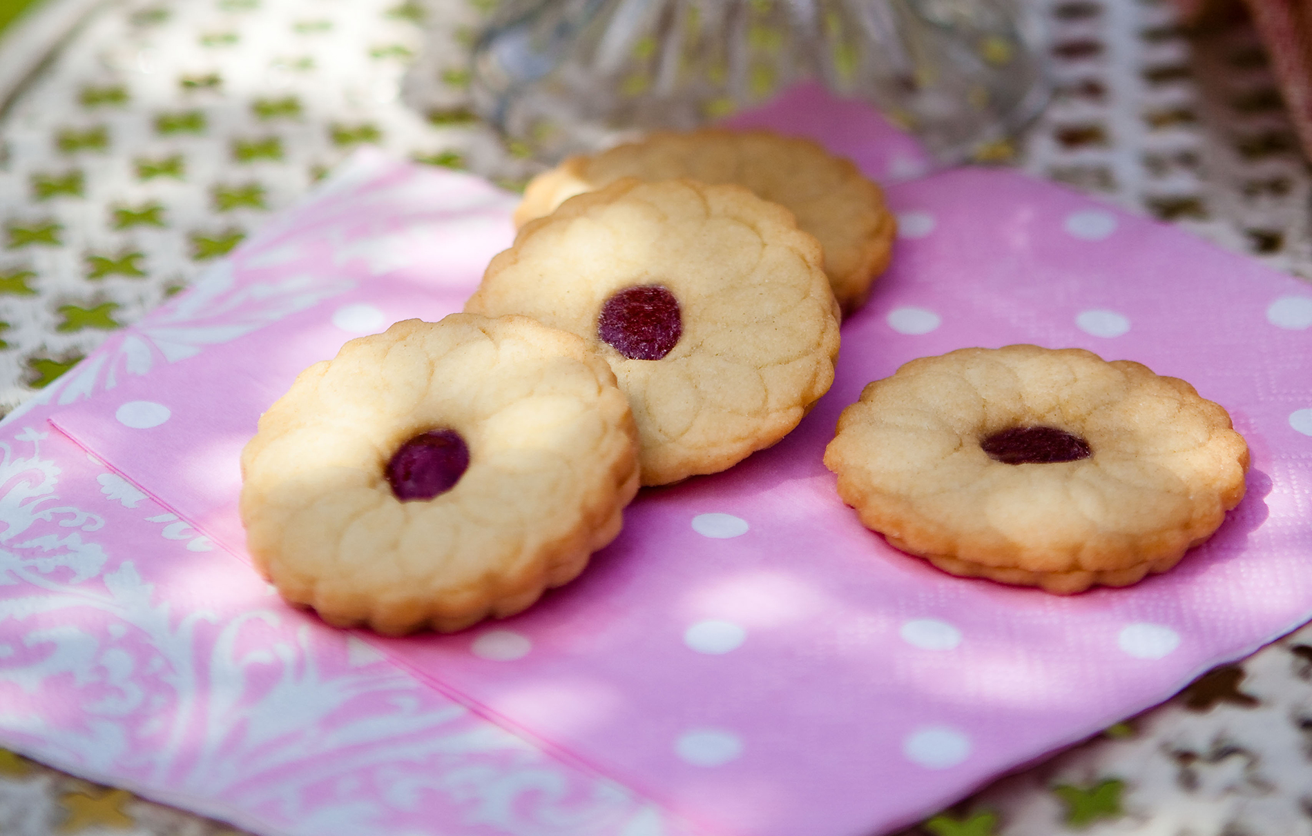 Jammy Sandwich Biscuits | Baking Recipes | GoodtoKnow