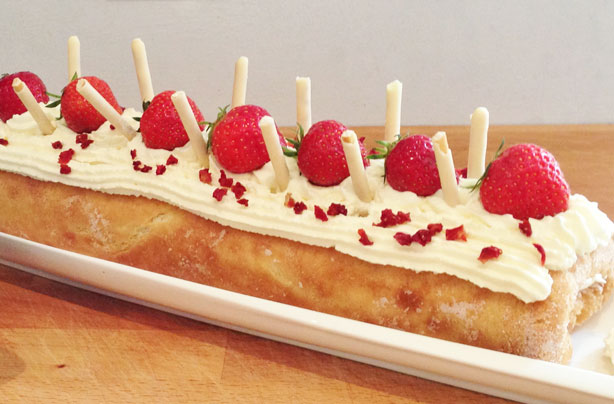 Strawberry roulade recipe | GoodtoKnow